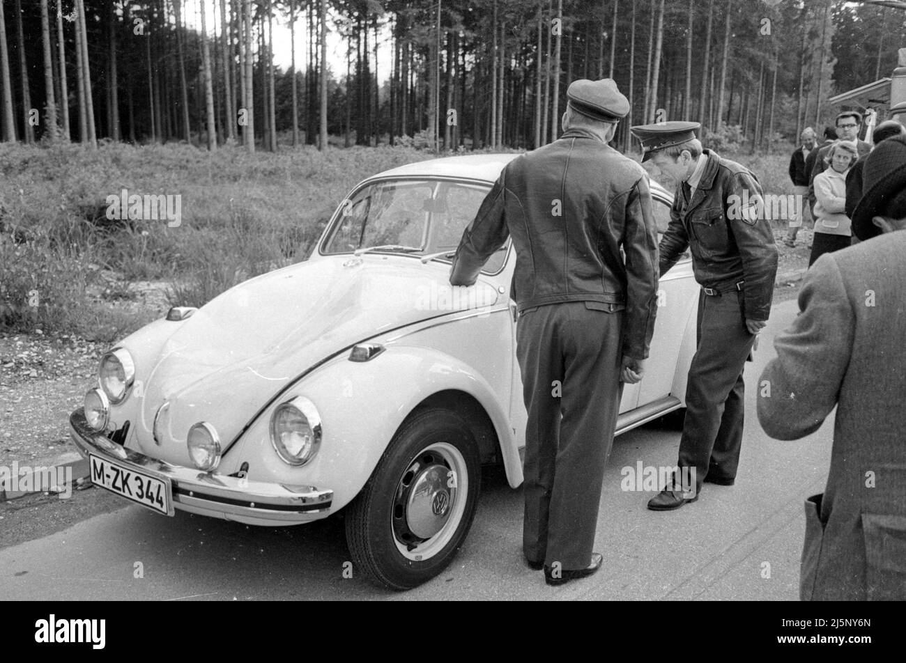 Heinz Rühmann during the shooting of the film "Die Ente klingelt um ...