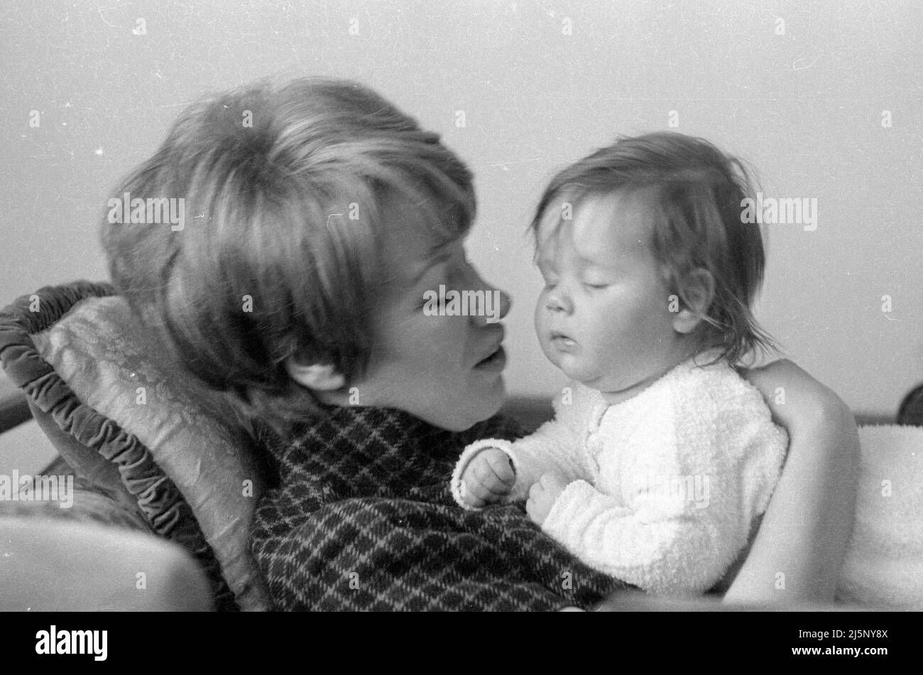 The actress Maria Sebaldt with her daughter. [automated translation ...