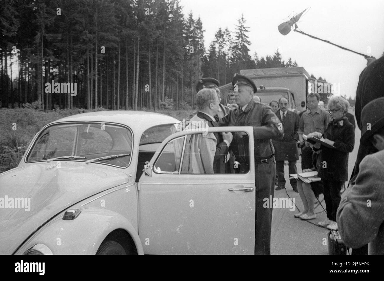 Heinz Rühmann during the shooting of the film "Die Ente klingelt um ...