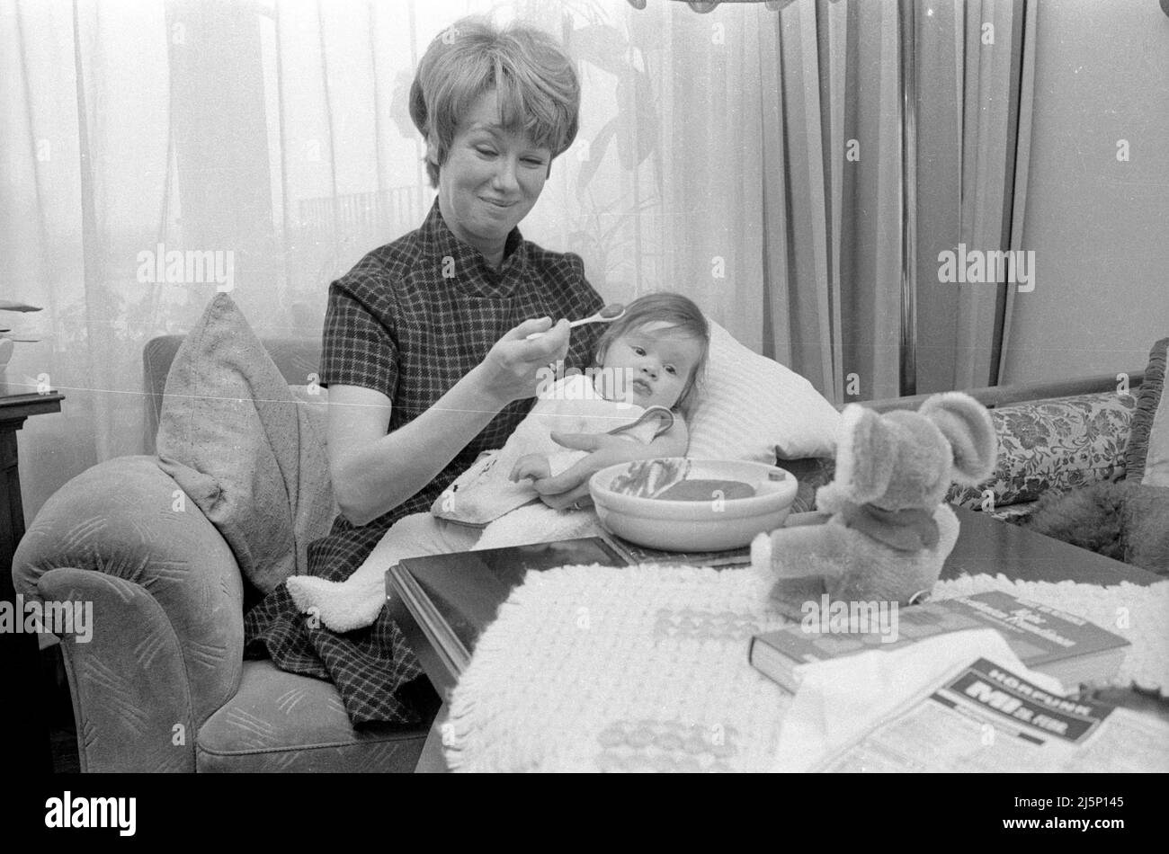 The actress Maria Sebaldt with her daughter. [automated translation ...