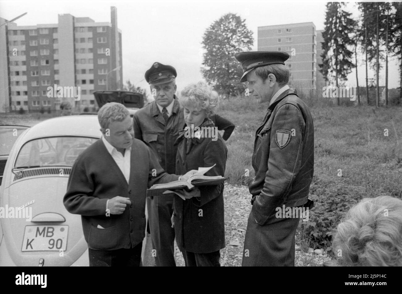 Heinz Rühmann during the shooting of the film "Die Ente klingelt um ...