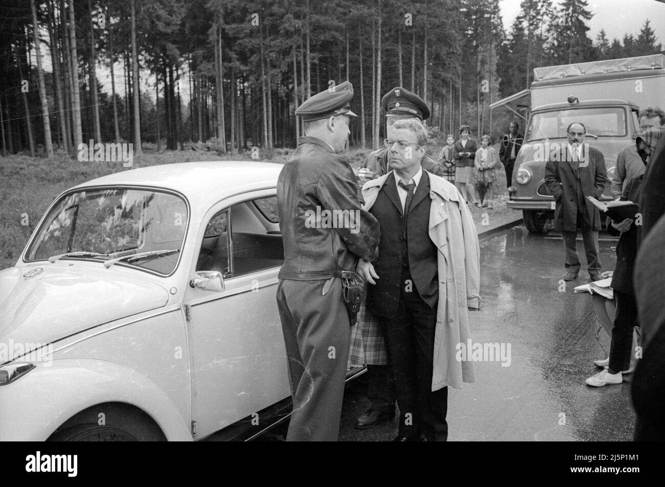 Heinz Rühmann during the shooting of the film "Die Ente klingelt um ...