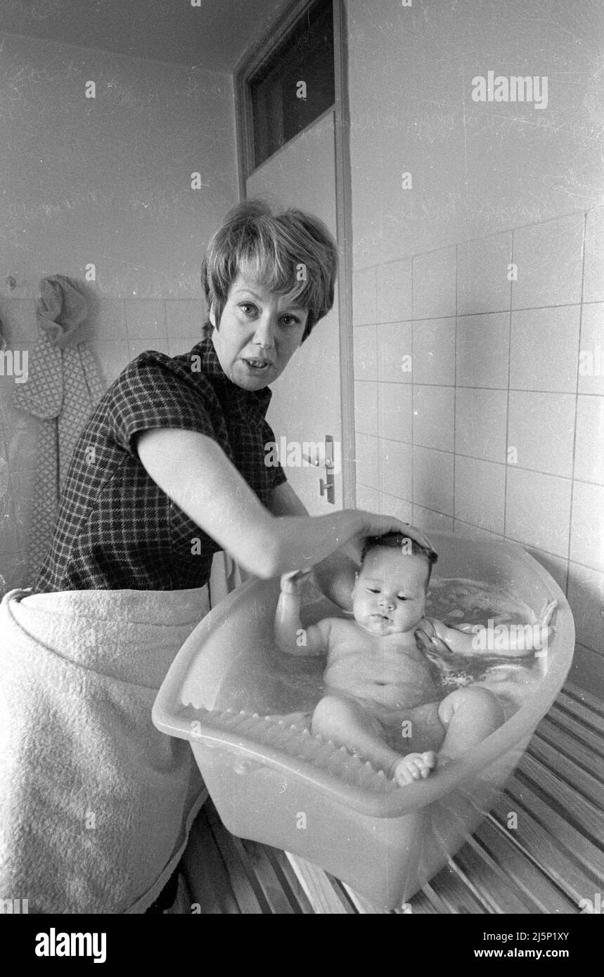 The actress Maria Sebaldt with her daughter. [automated translation ...