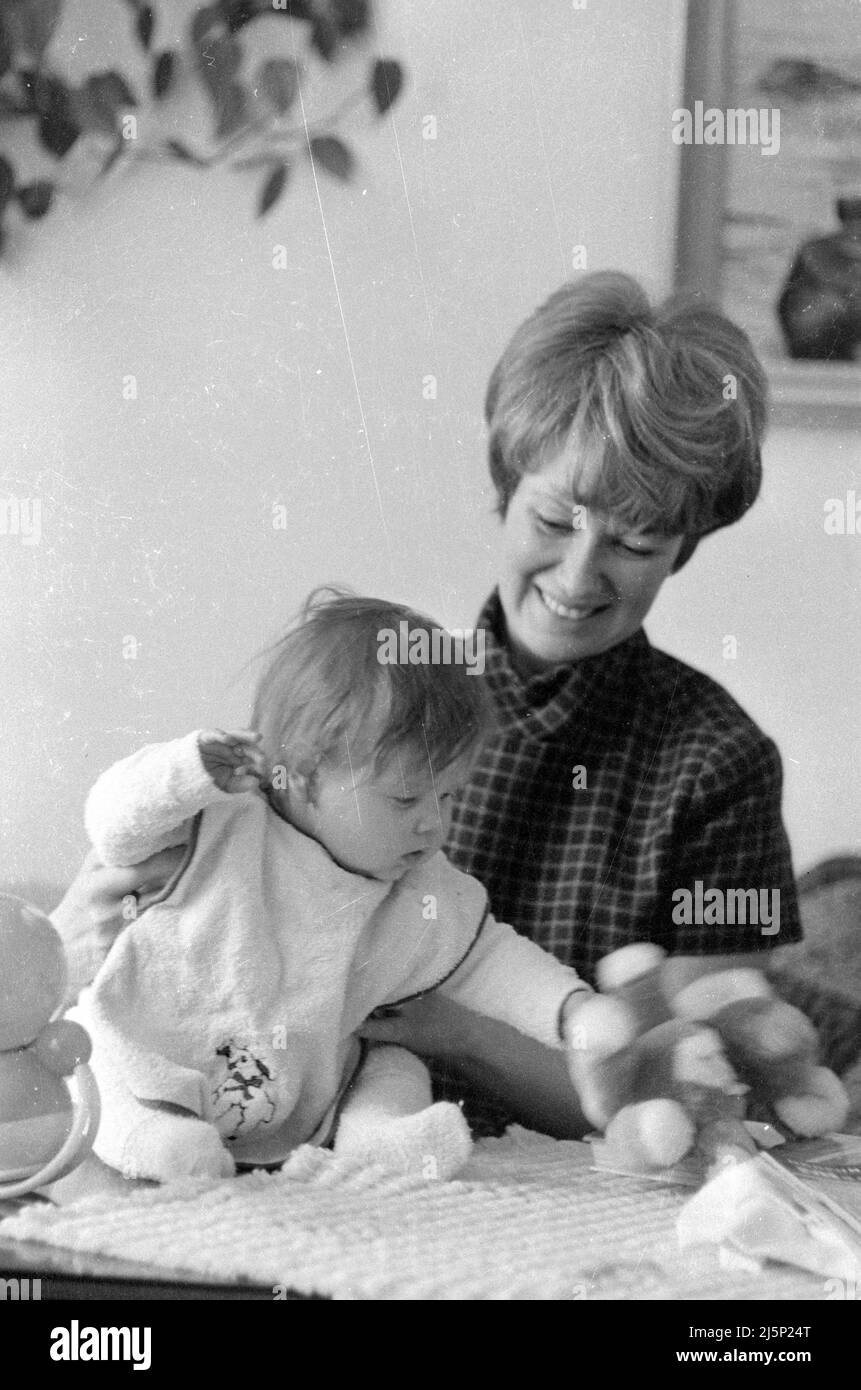 The actress Maria Sebaldt with her daughter. [automated translation ...