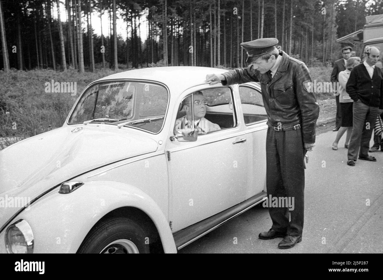 Heinz Rühmann during the shooting of the film "Die Ente klingelt um ...