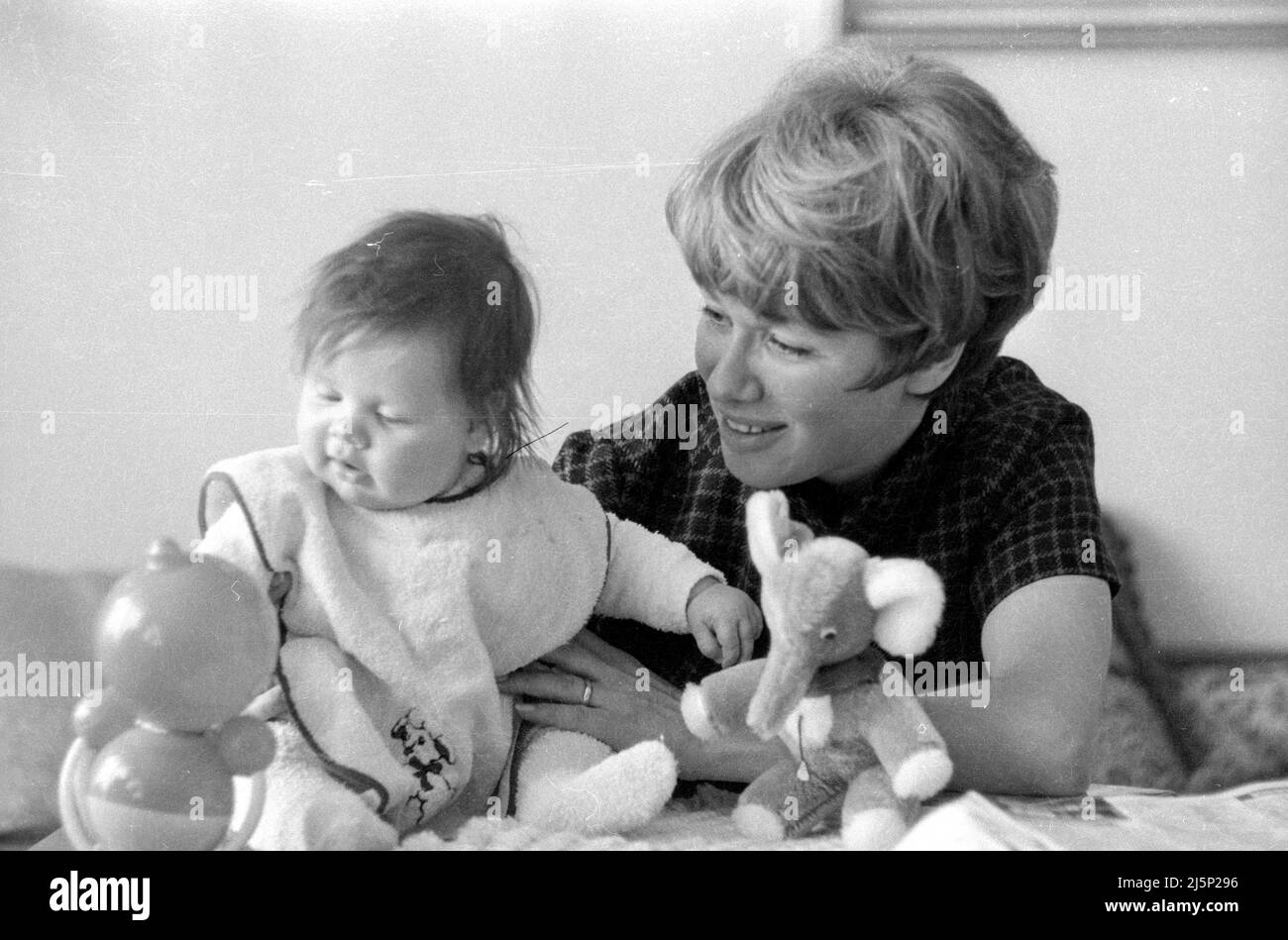 The actress Maria Sebaldt with her daughter. [automated translation ...