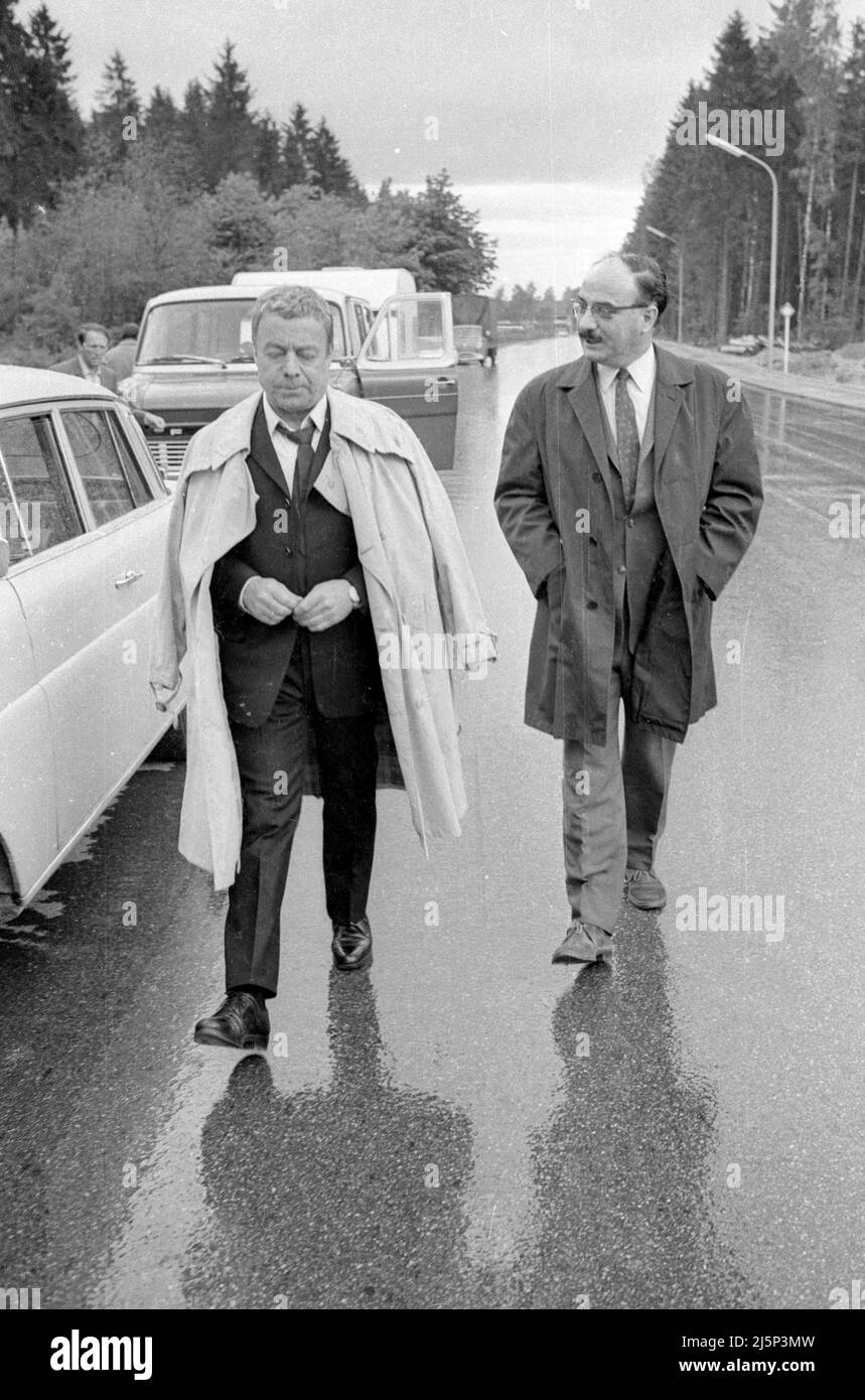Heinz Rühmann during the shooting of the film "Die Ente klingelt um ...