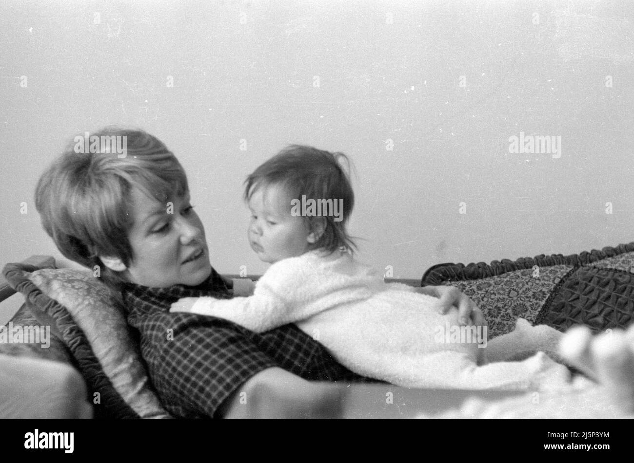 The actress Maria Sebaldt with her daughter. [automated translation ...