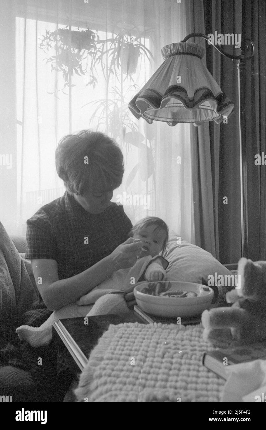 The actress Maria Sebaldt with her daughter. [automated translation ...