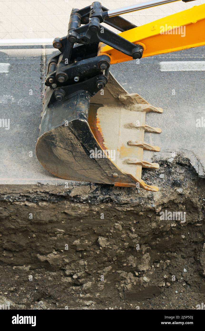Excavator bucket road construction hi-res stock photography and images ...