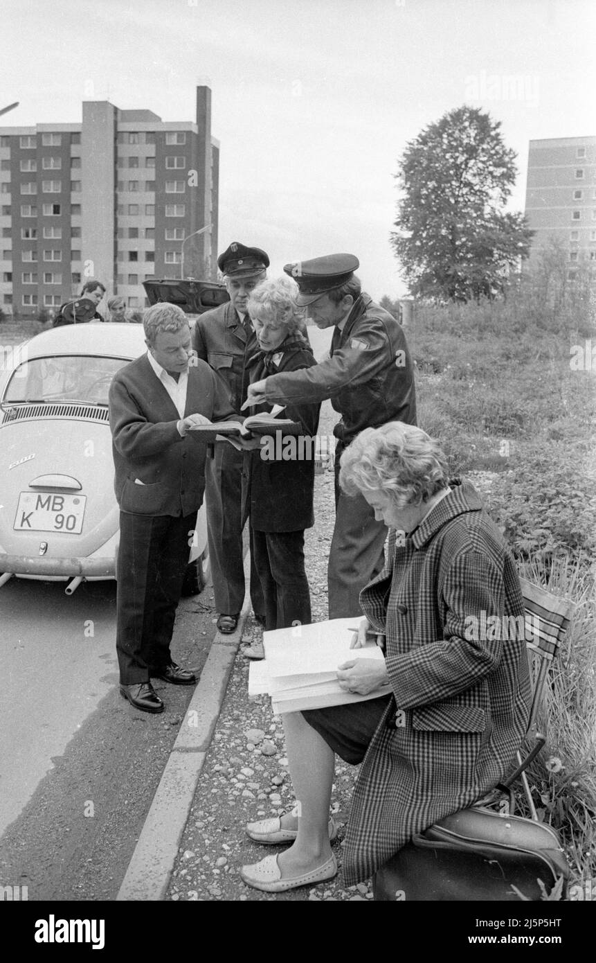 Heinz Rühmann during the shooting of the film "Die Ente klingelt um ...