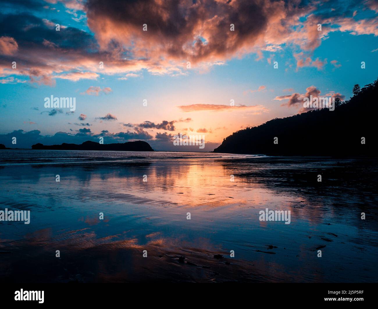 beautiful Australia sunset at the beach ocean Stock Photo - Alamy