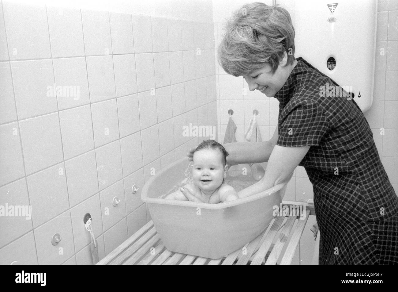 The actress Maria Sebaldt with her daughter. [automated translation ...