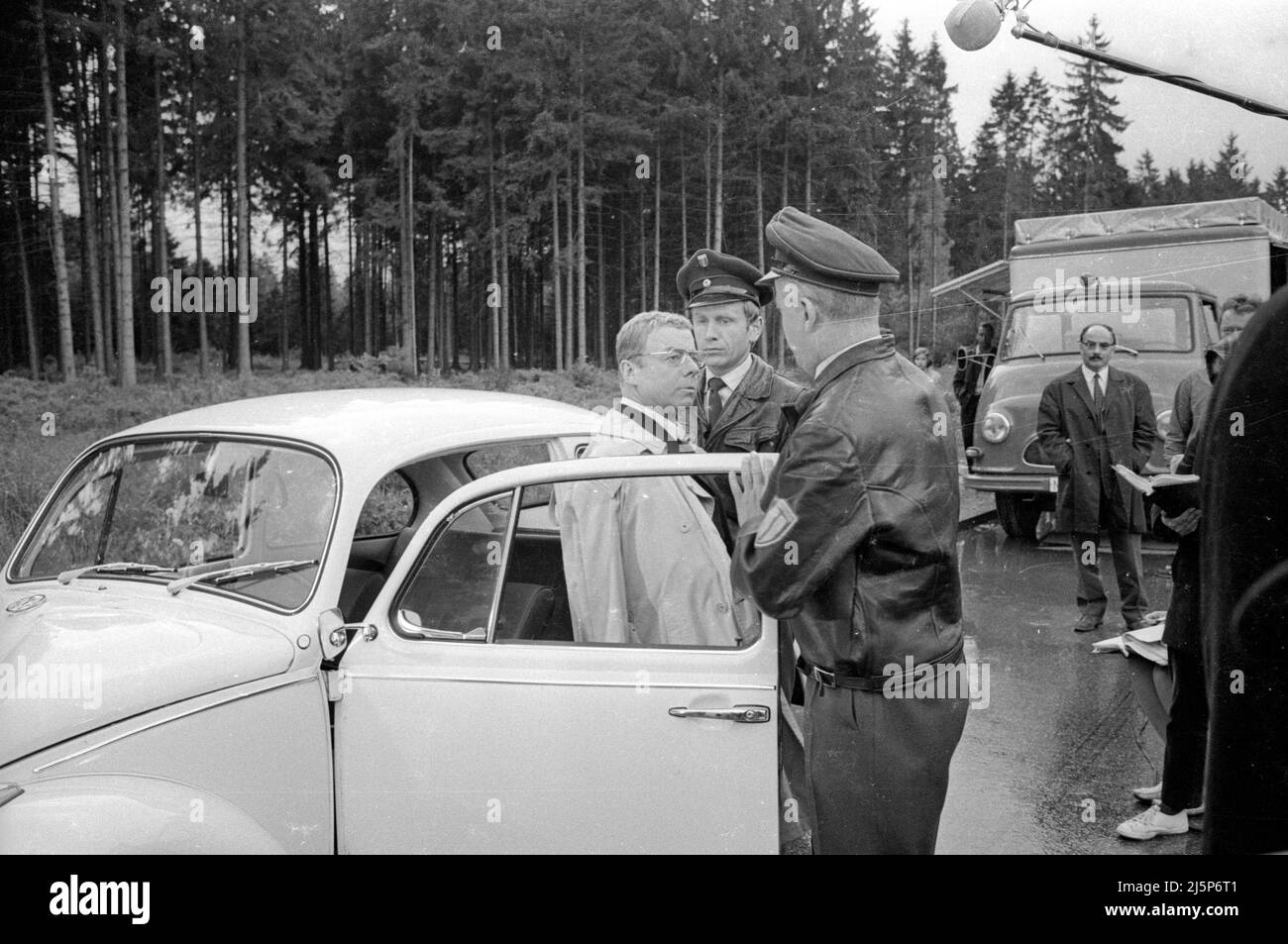 Heinz Rühmann during the shooting of the film "Die Ente klingelt um ...