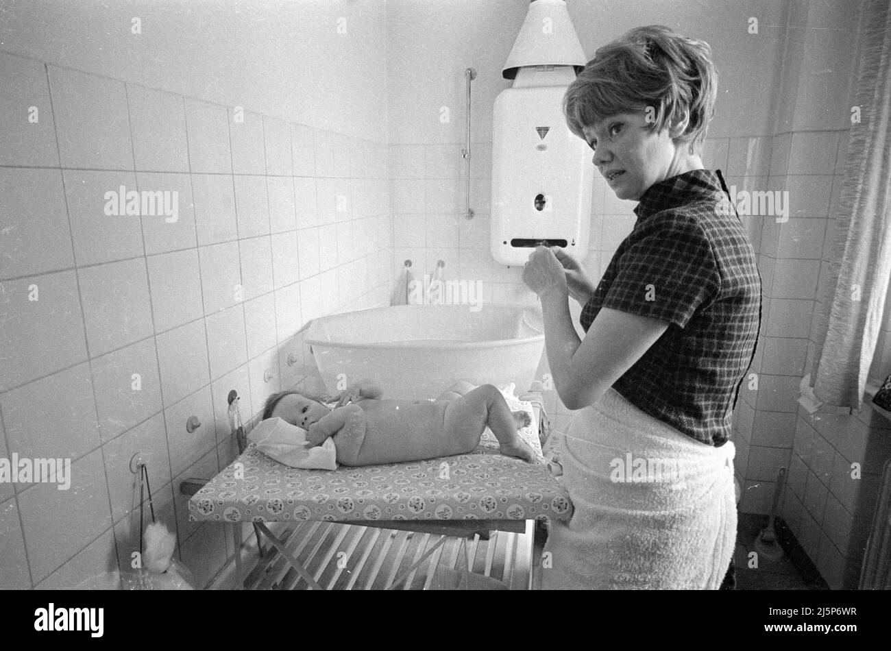 The actress Maria Sebaldt with her daughter. [automated translation ...