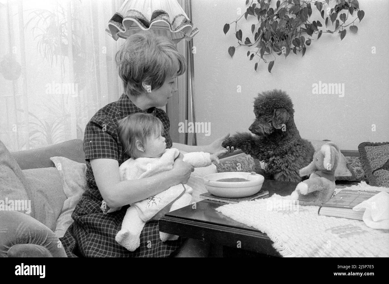The actress Maria Sebaldt with her daughter. [automated translation ...