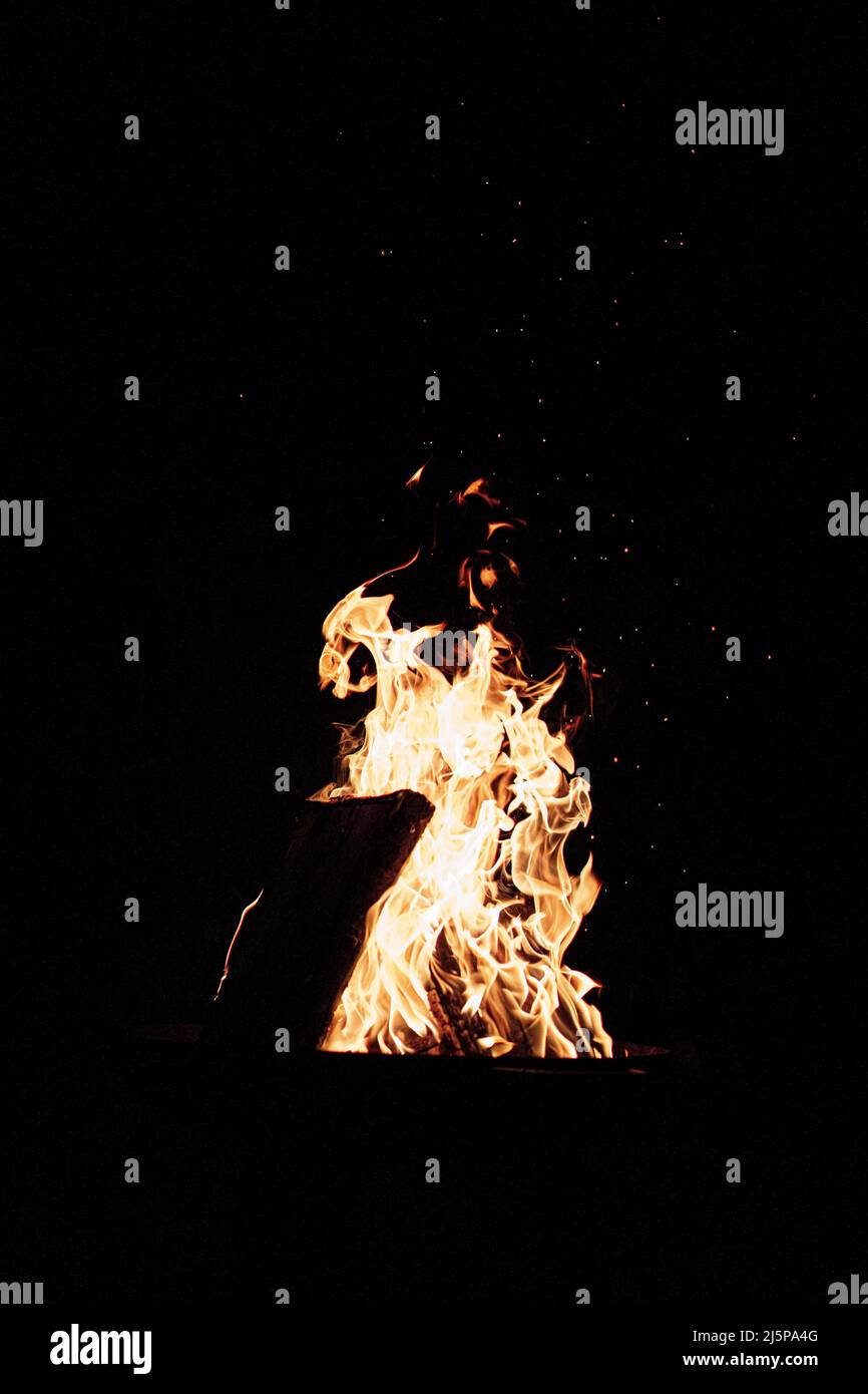 campfire burning flames hot fire Stock Photo - Alamy