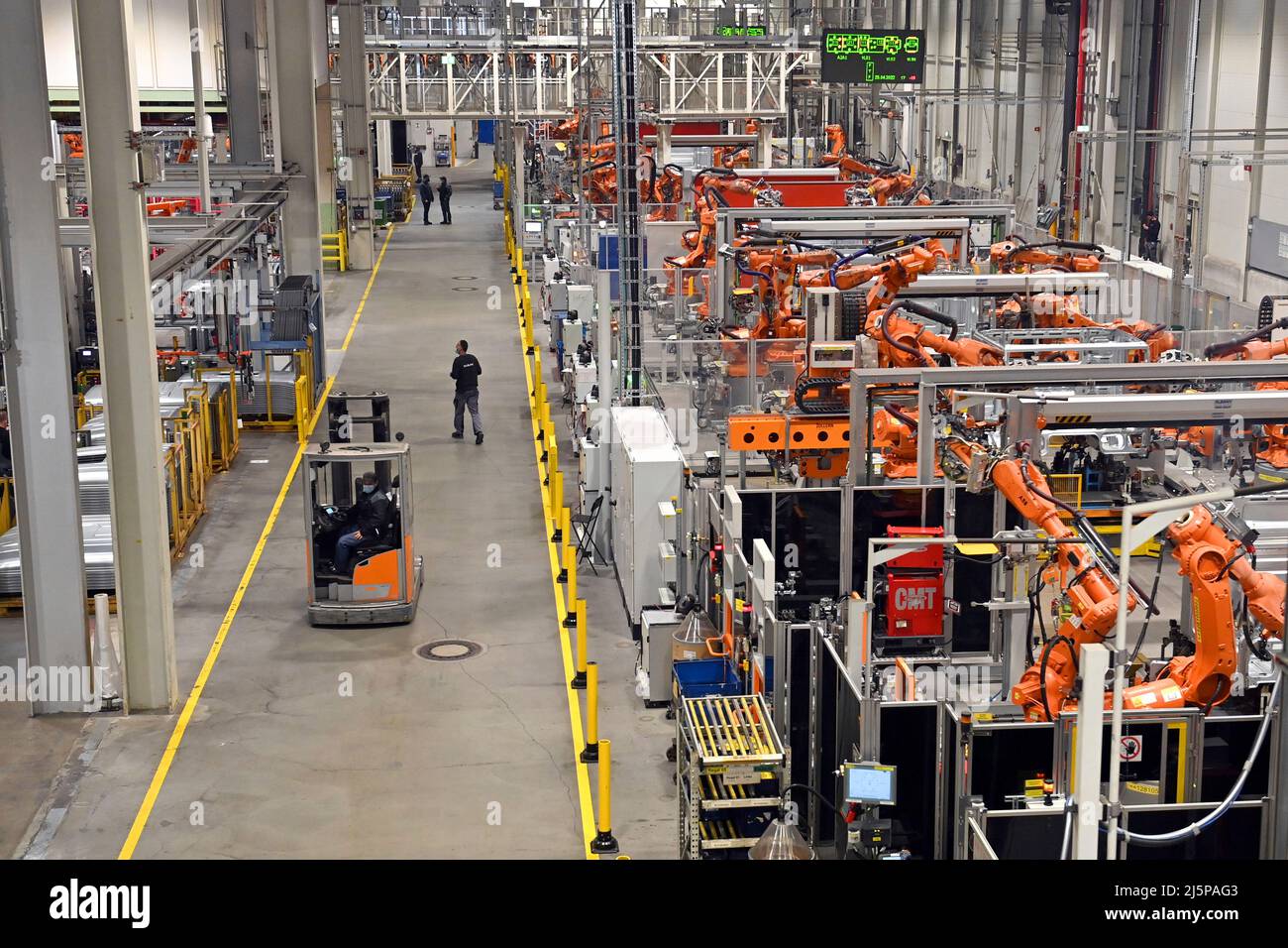 Munich, Deutschland. 25th Apr, 2022. Truck production at MAN starts ...