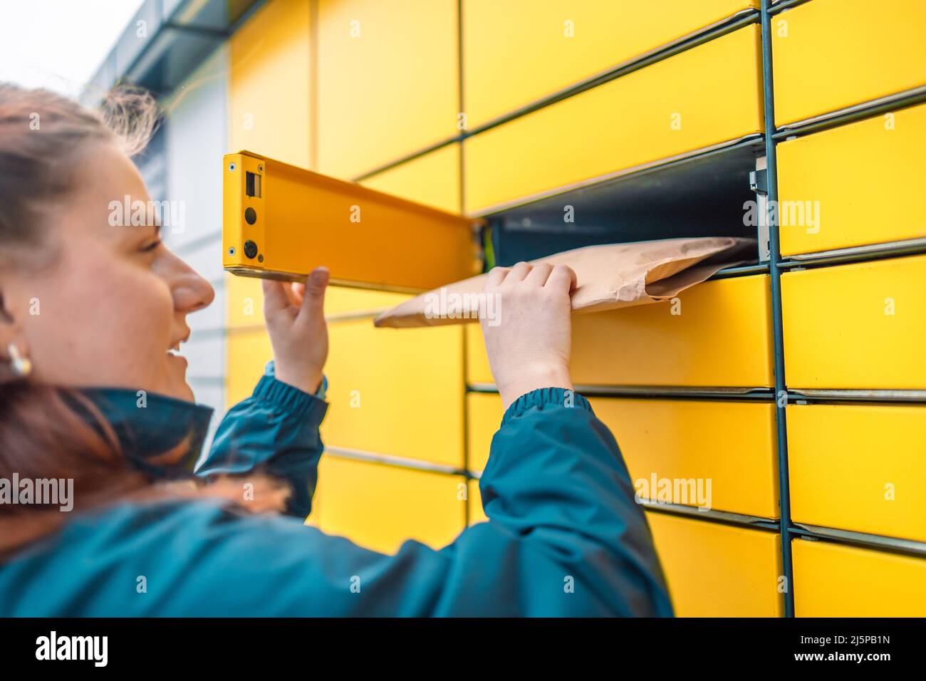 Package collection point hi-res stock photography and images - Alamy