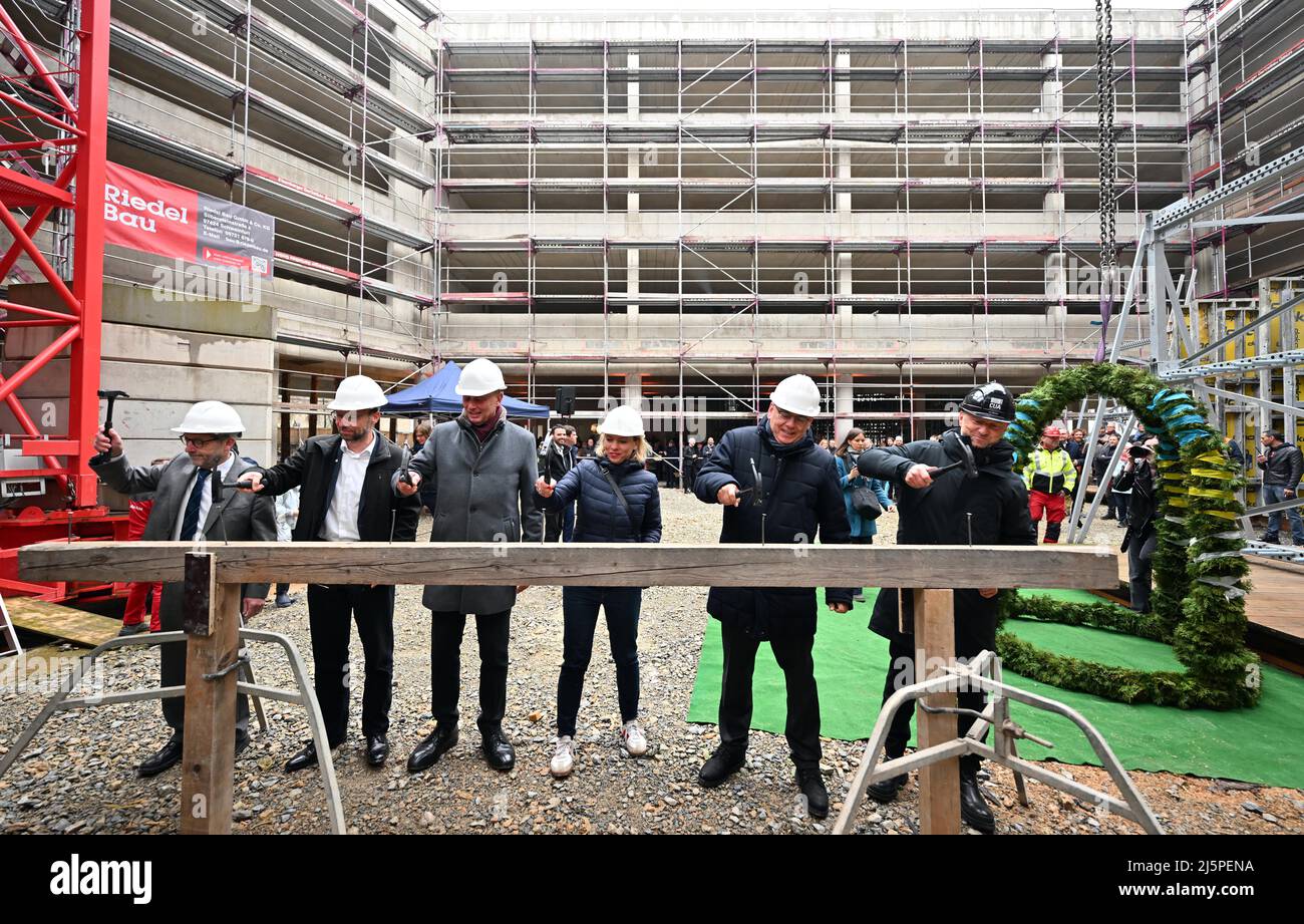 25 April 2022, Thuringia, Jena: Guests of honor traditionally hammer ...
