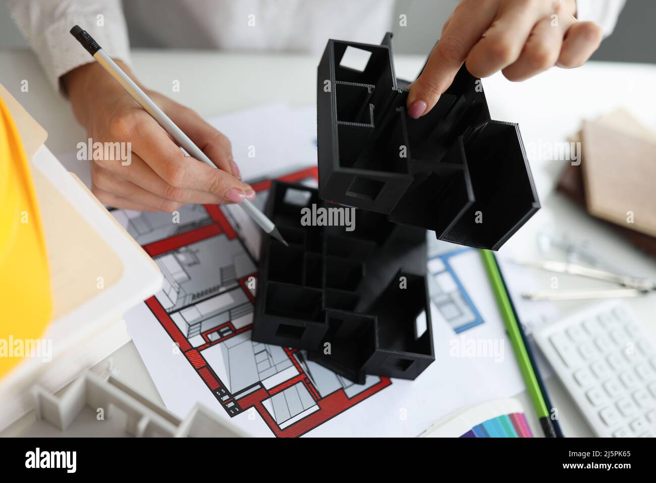 Female engineer house model hi-res stock photography and images - Alamy