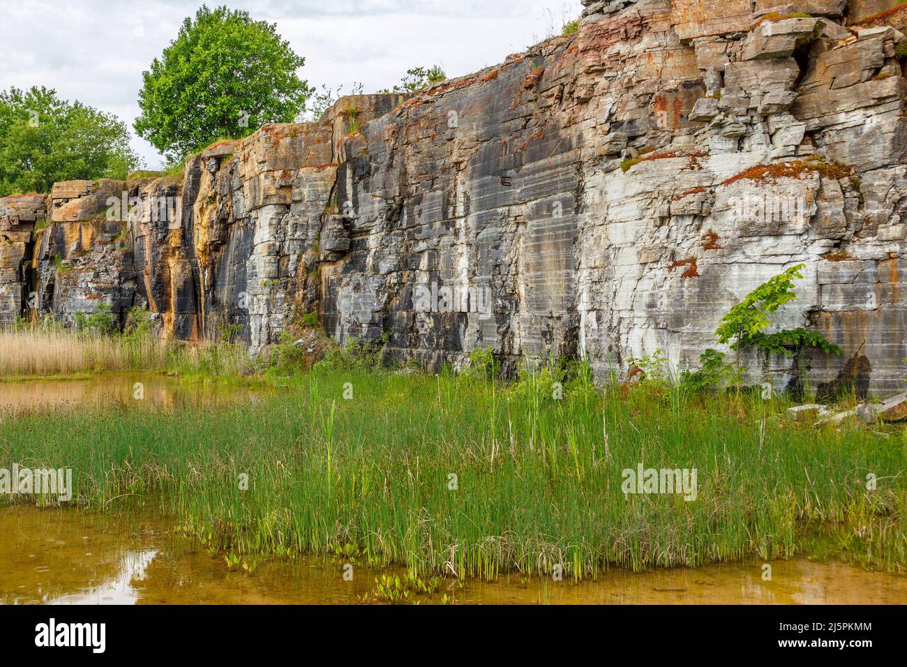 Rock Wall in an old abandoned mine Stock Photo - Alamy