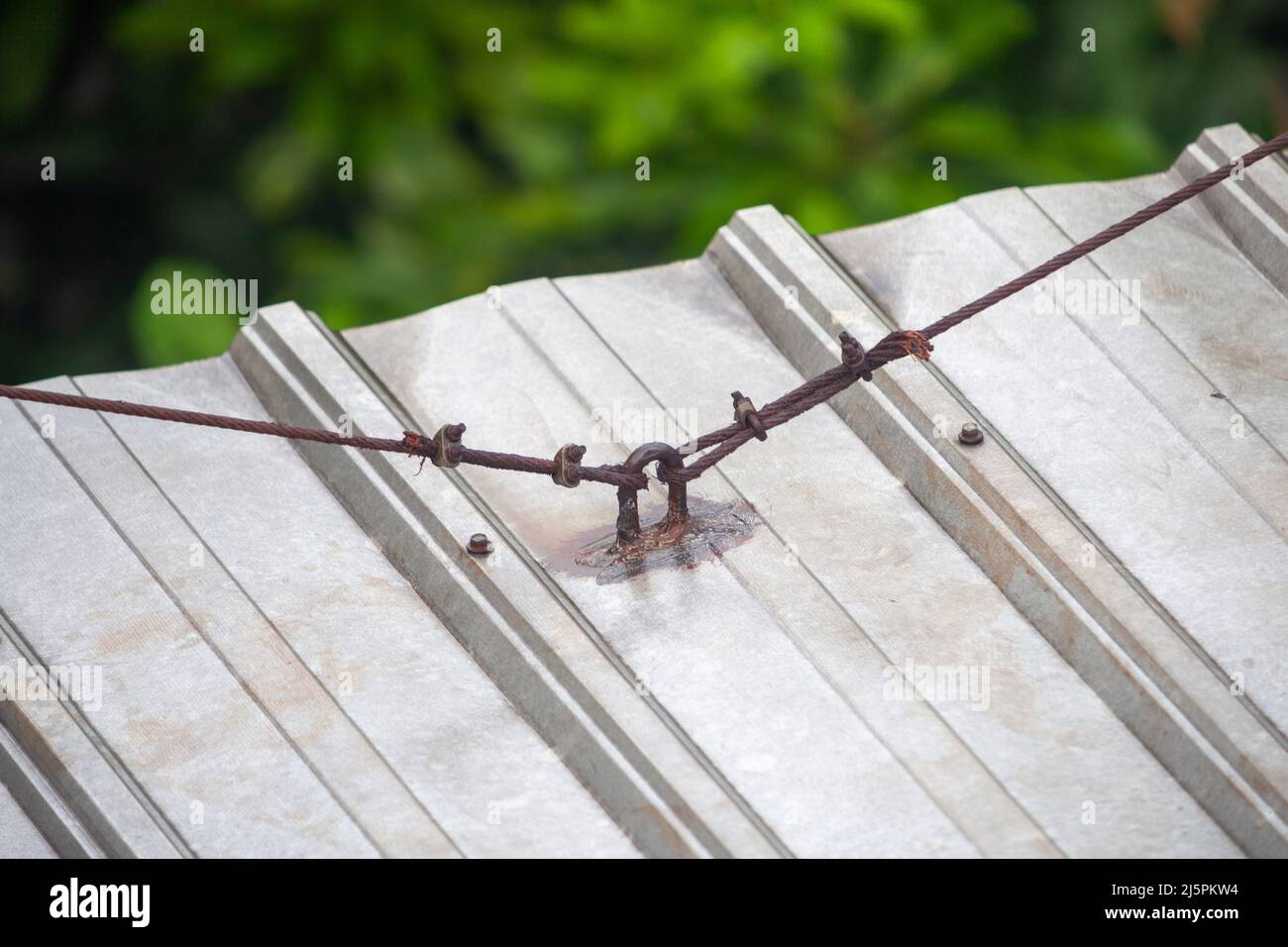 Rusty steel roof sling, Rusty sling Stock Photo - Alamy
