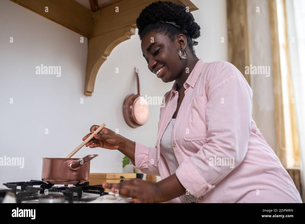 African cooking equipment hi-res stock photography and images - Alamy