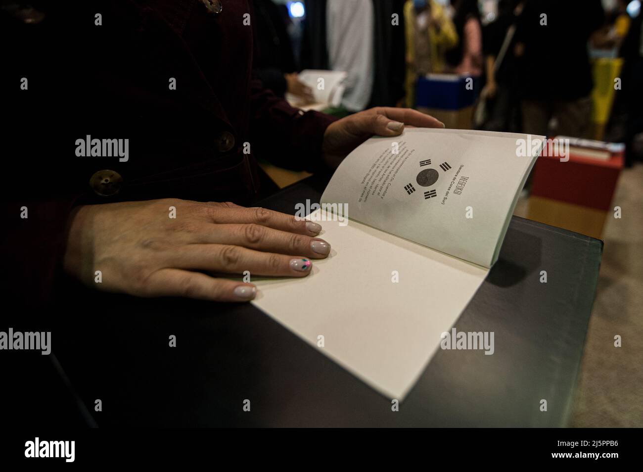Attendees see and read Korean ilustrated books during the first sunday ...