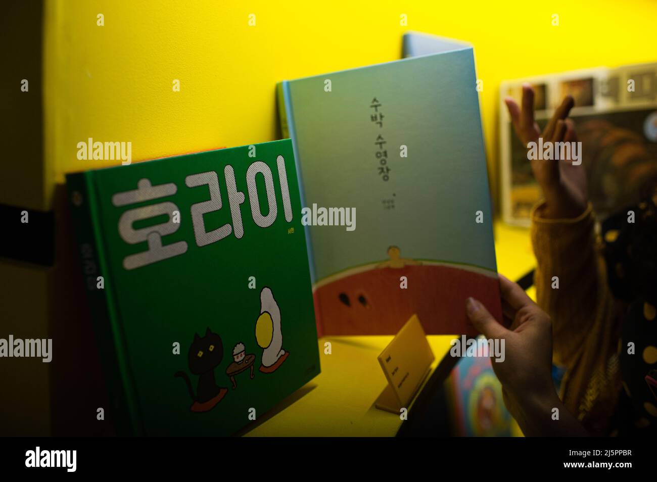 Attendees see and read Korean ilustrated books during the first sunday ...