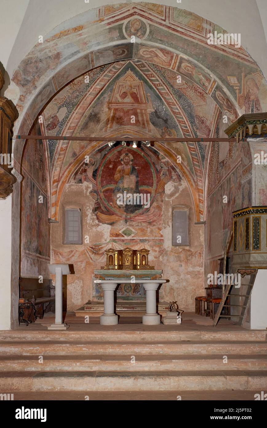 Abside con gli affreschi di pittore bresciano del XIV secolo ...
