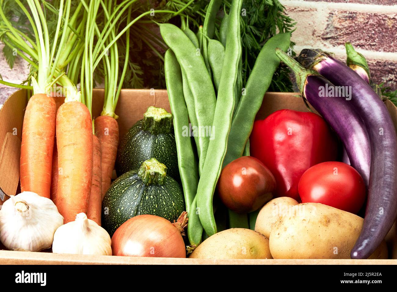 Cardboard box full of fresh vegetables. Vegetarian and vegan food. Healthy food Stock Photo - Alamy