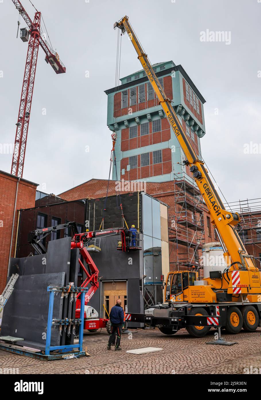 Oelsnitz, Germany. 25th Apr, 2022. Workers hang the first parts of the ...