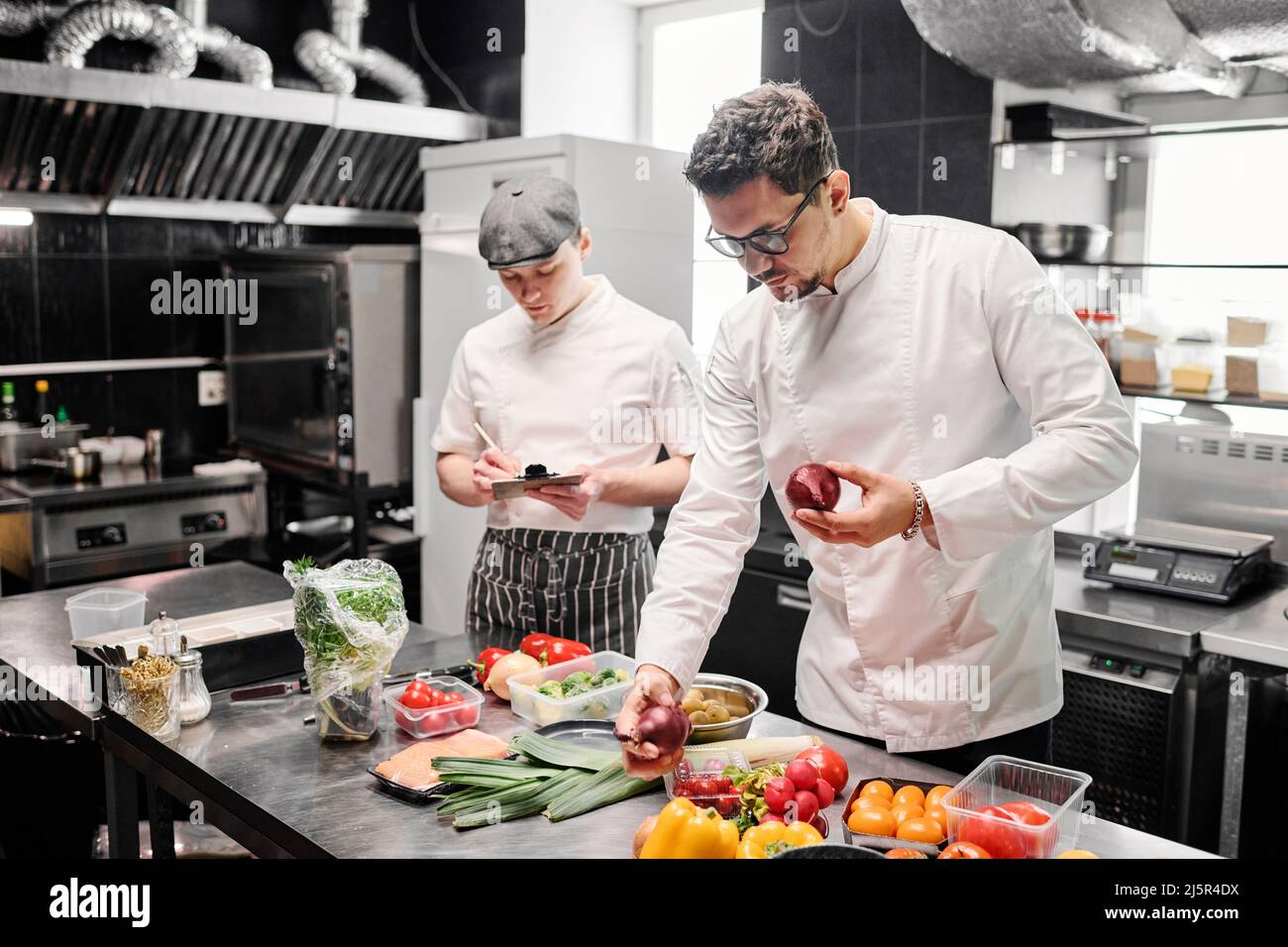 Kitchen assistant hi-res stock photography and images - Alamy