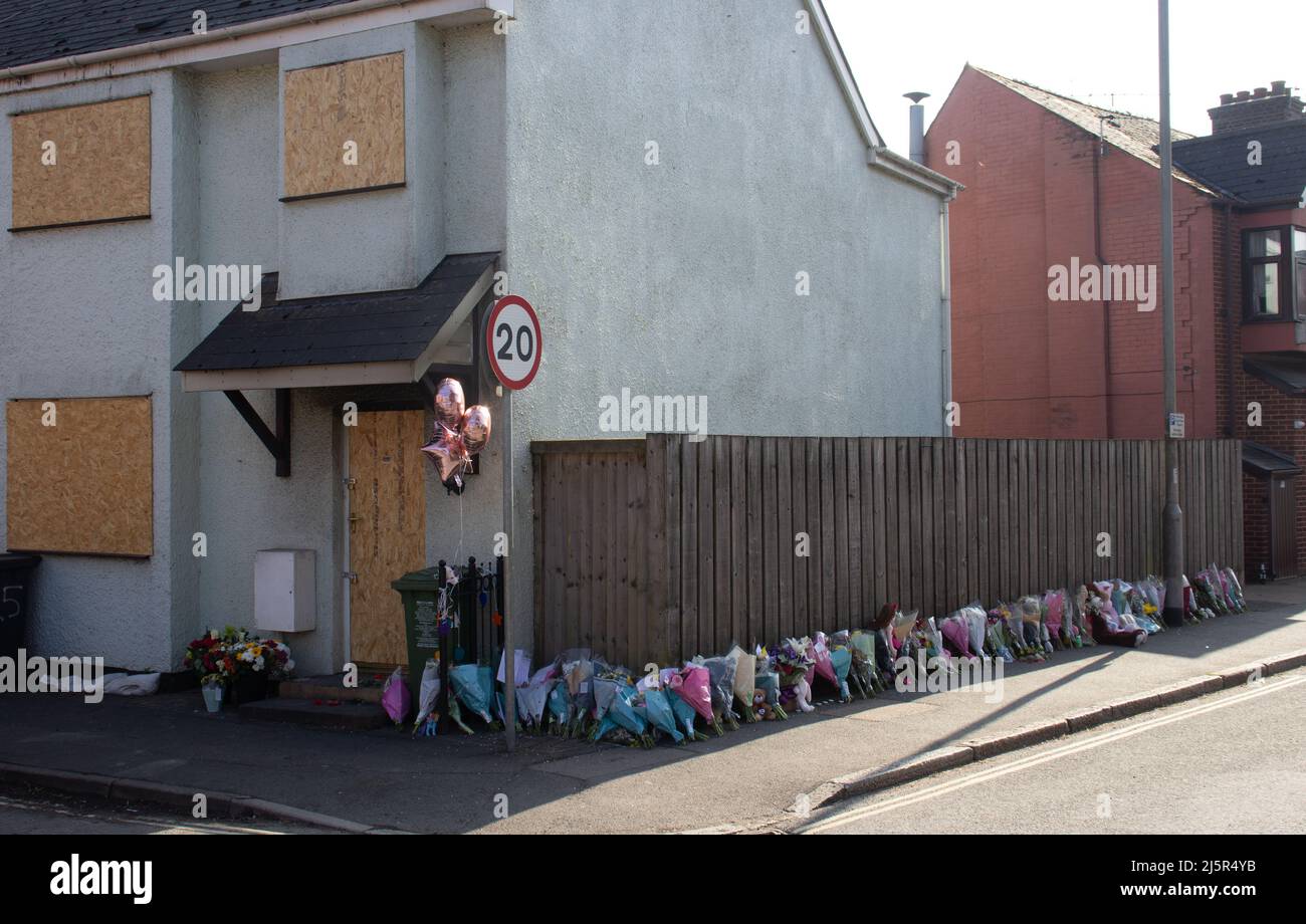 Roadside memorial cross flower hi-res stock photography and images - Alamy