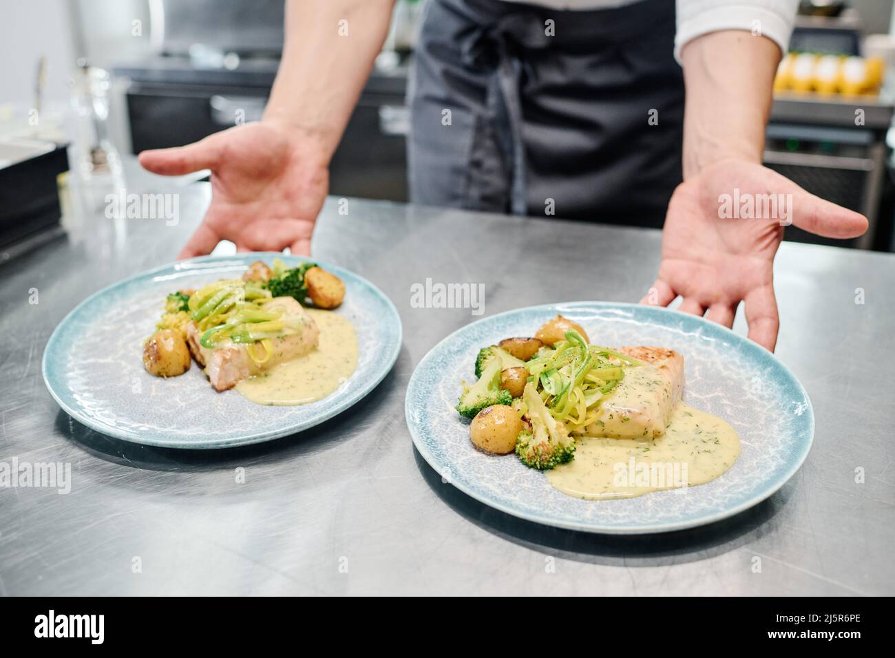 Kitchen chef plates counter hi-res stock photography and images - Alamy