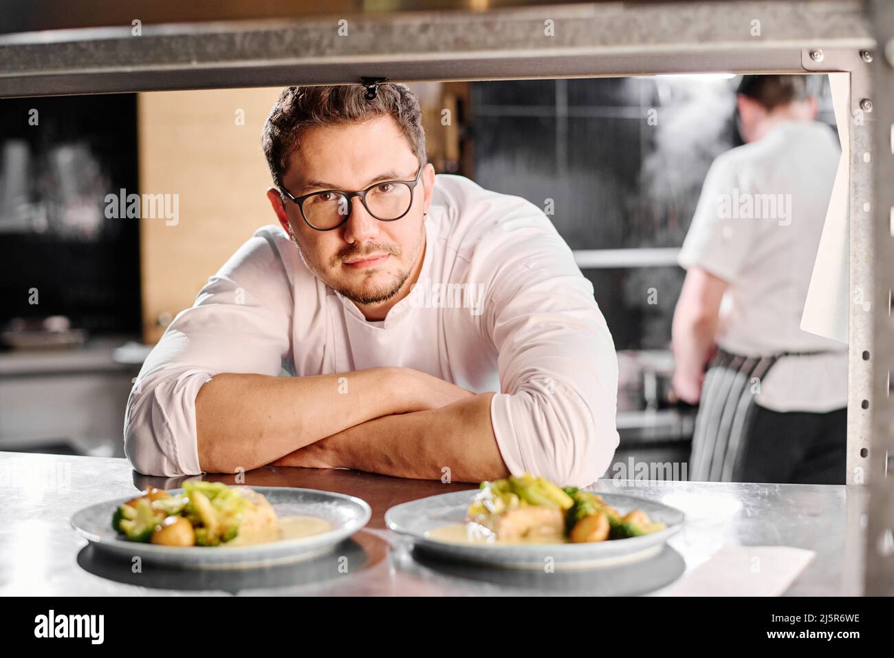 Chef behind restaurant counter hi-res stock photography and images - Alamy