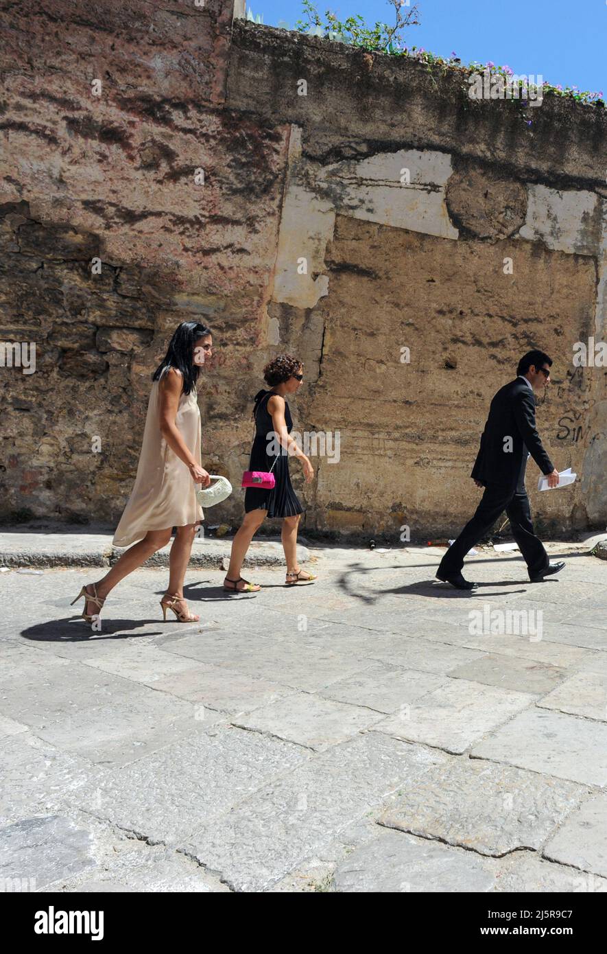 Italian wedding vertical guests hi-res stock photography and images - Alamy