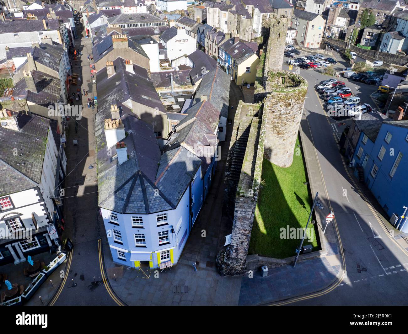 Caernarfon historic town walls hi-res stock photography and images - Alamy
