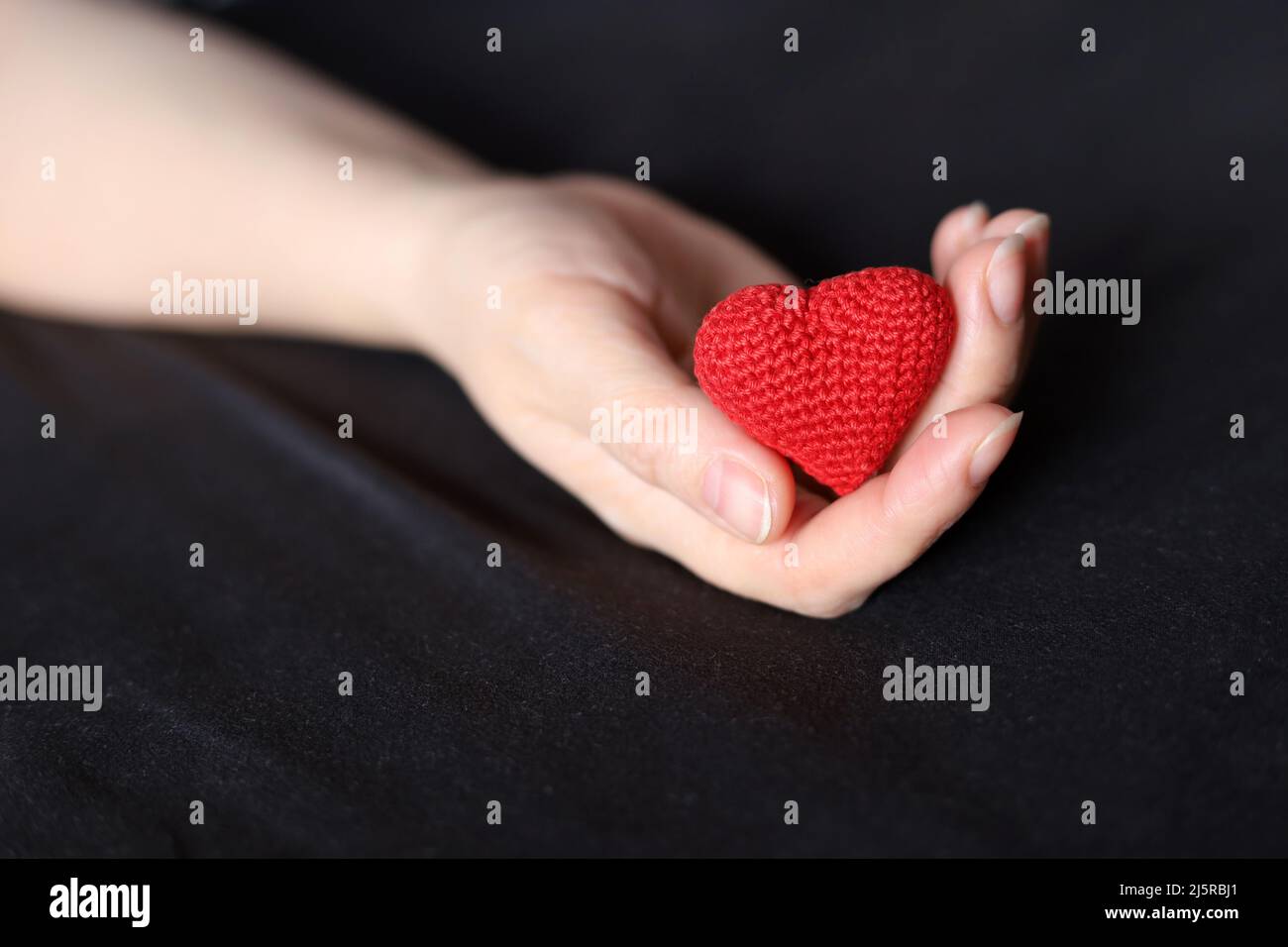 Hand holding donor heart hi-res stock photography and images - Alamy