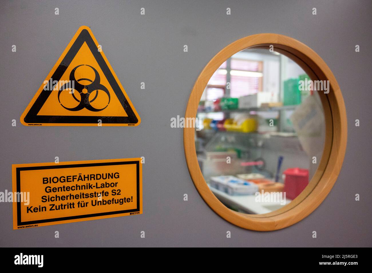 No entry unauthorized persons sign hi-res stock photography and images ...