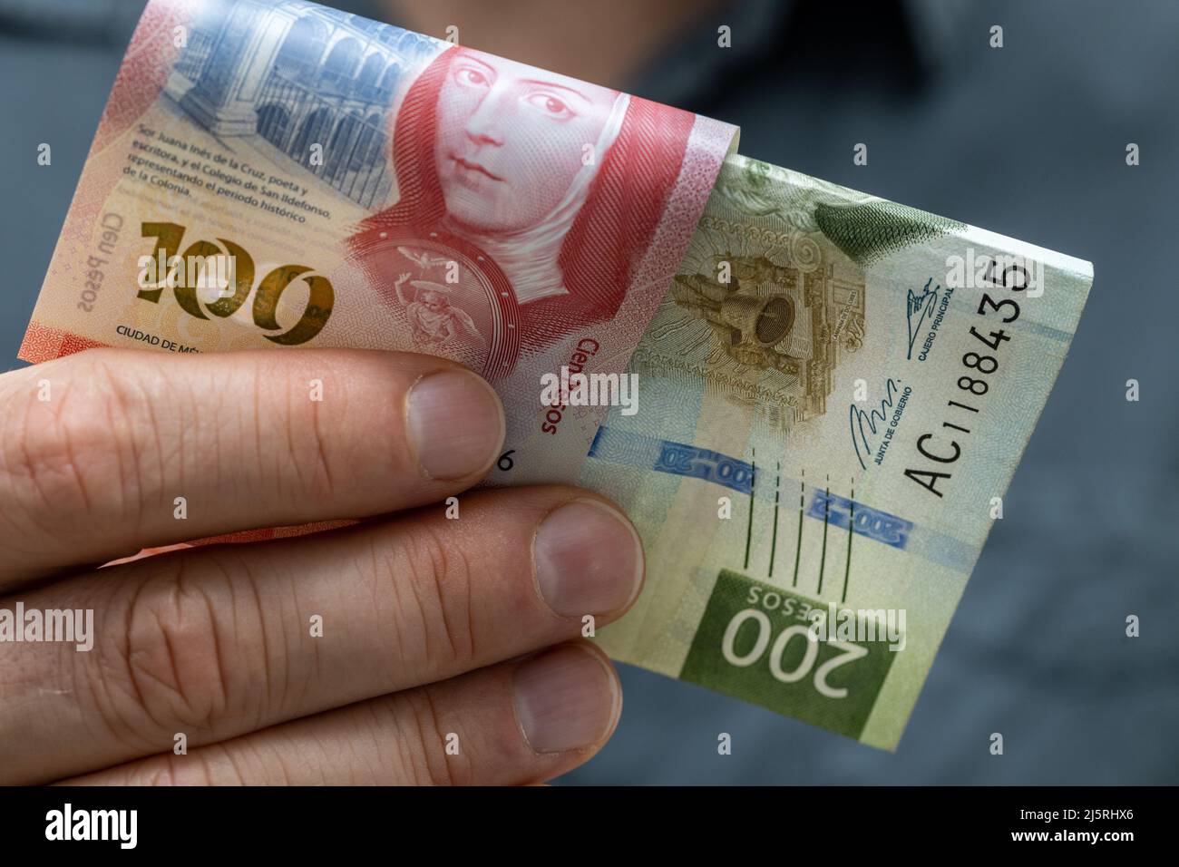100 peso mexican bank note hi-res stock photography and images - Alamy