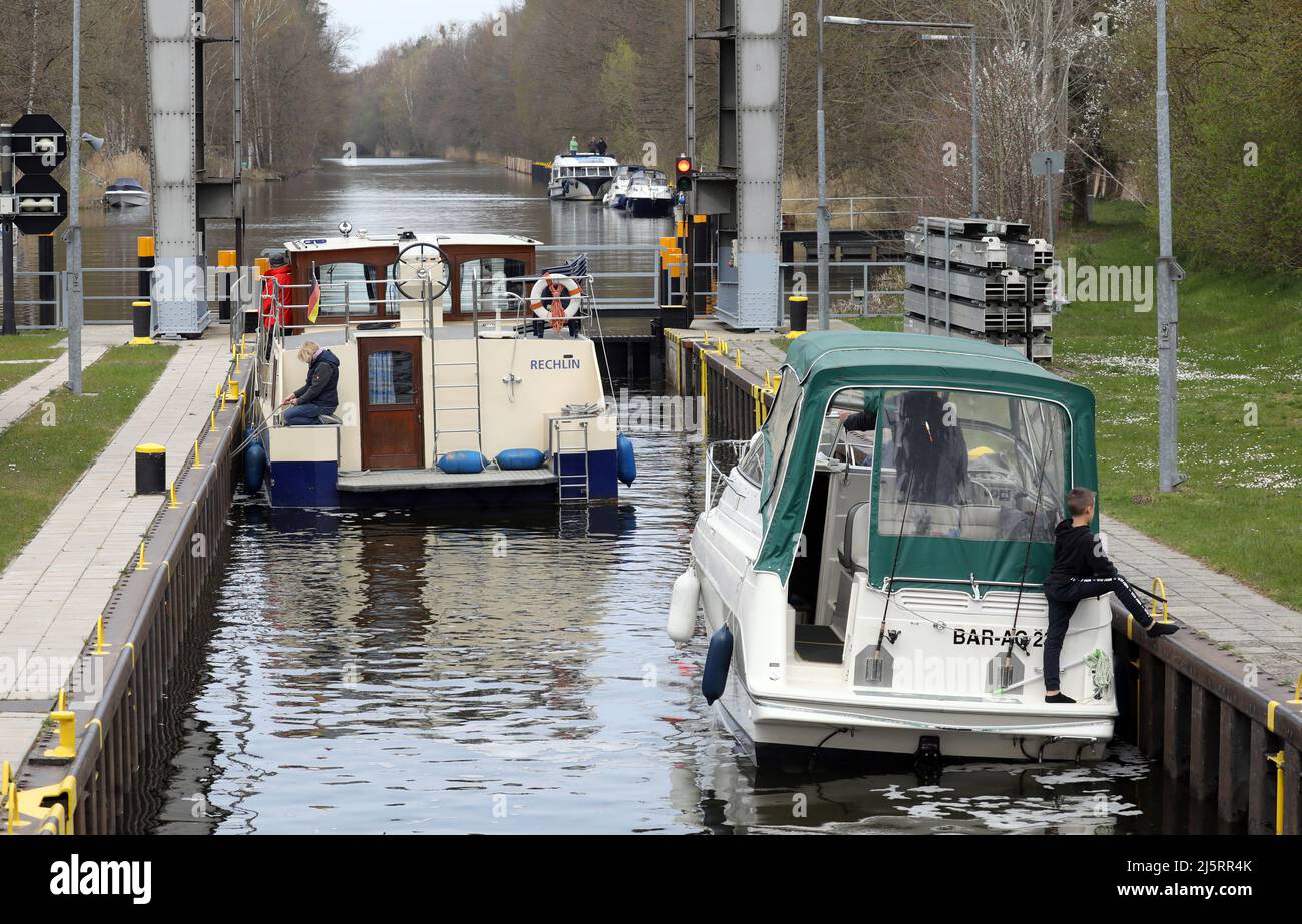 Mirow, Germany. 21st Apr, 2022. Boats leave the lock on the Müritz ...