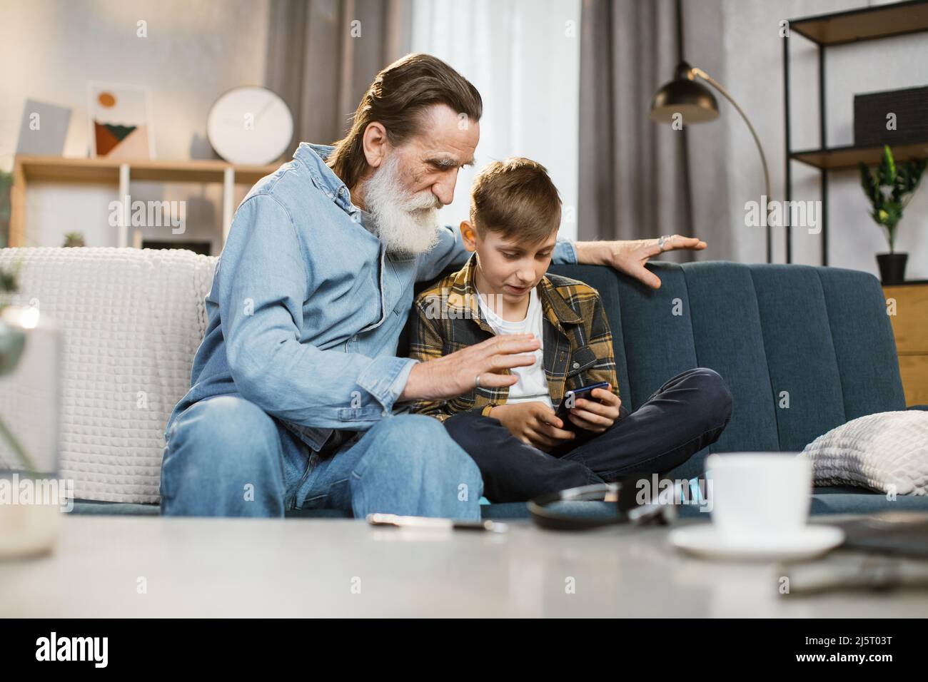 Old grandpa showing mobile screen hi-res stock photography and images ...