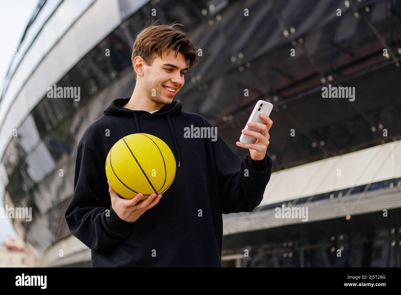 Basketball fan phone hi-res stock photography and images - Alamy
