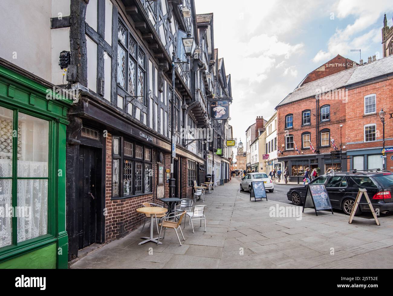 Ludlow ye olde bull ring tavern hi-res stock photography and images - Alamy