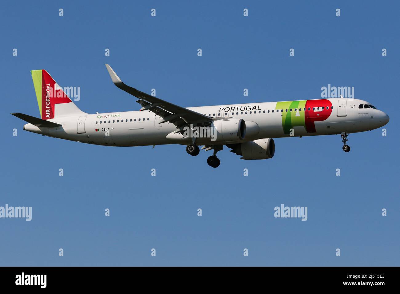 An Airbus A321 NEO operated by TAP Air Portugal arrives at London ...