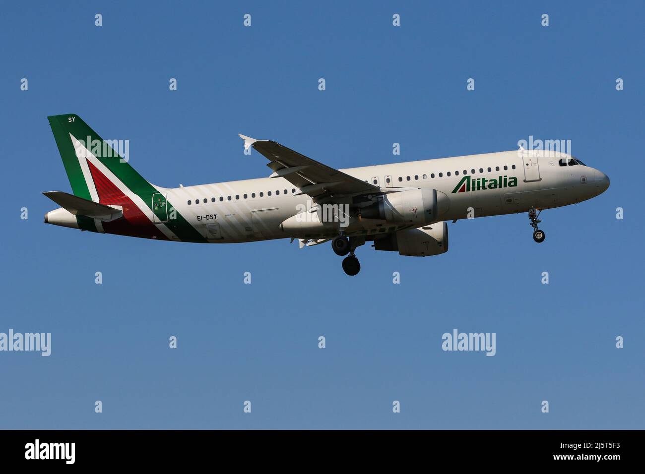 Ita airways a320 hi-res stock photography and images - Alamy