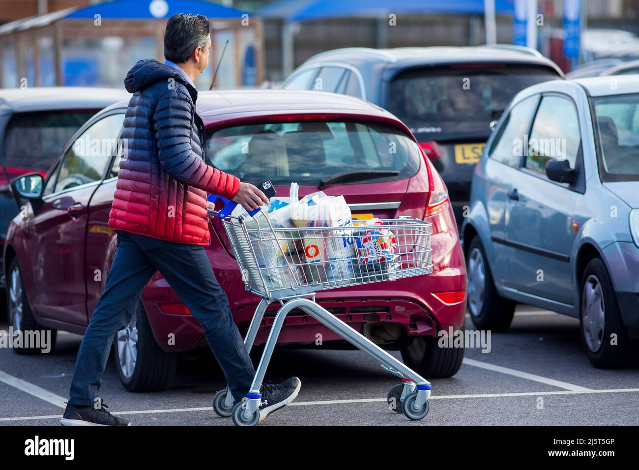 Family shopping tesco supermarket hi-res stock photography and images ...
