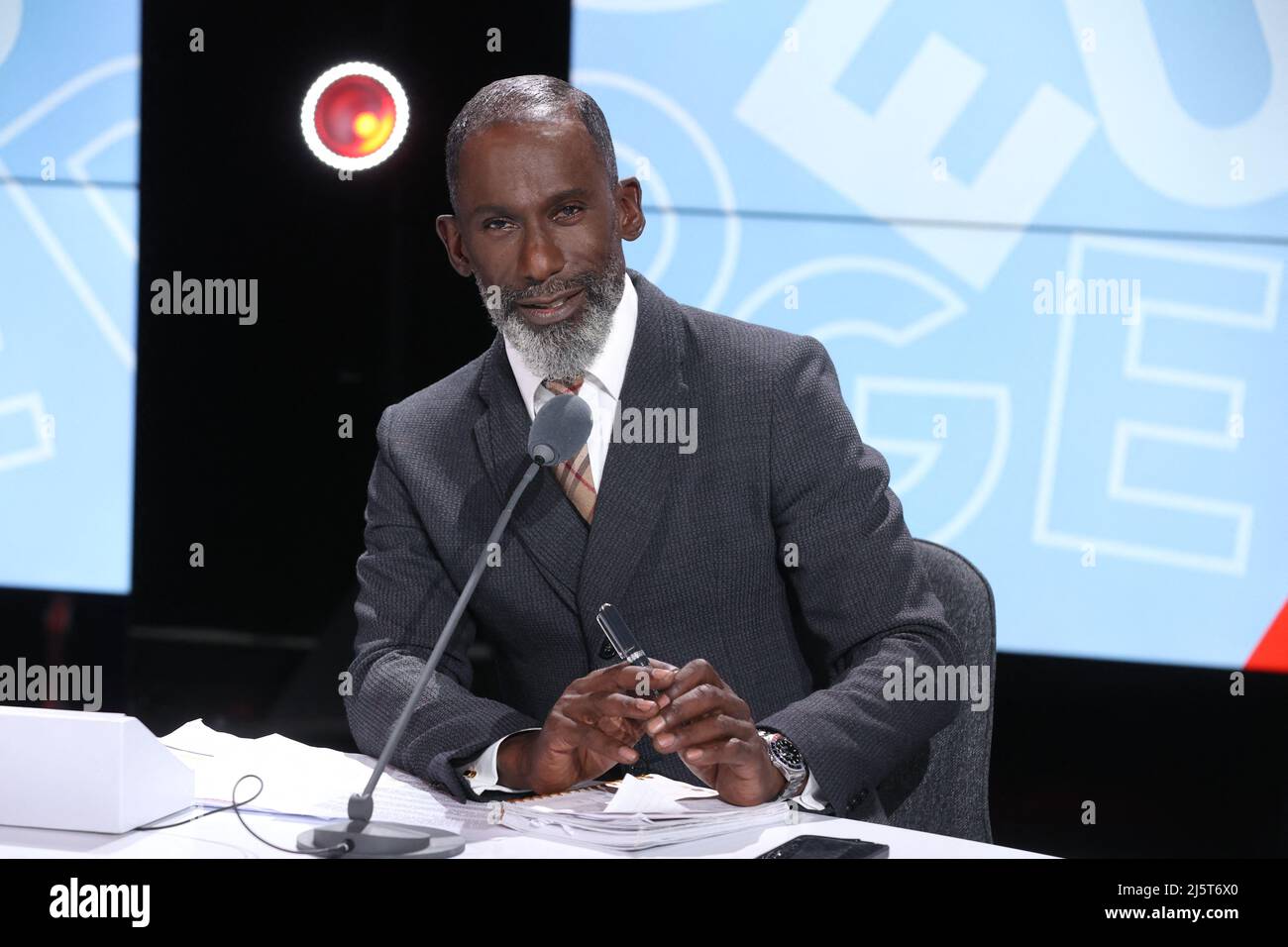 Exclusive - David Dickens at the 'Les Grandes Gueules' talk show on RMC ...